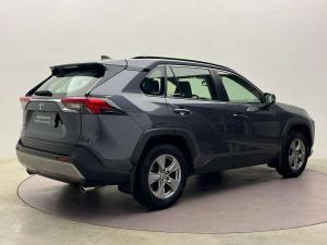 Grey Toyota RAV4 2022 in Panevezys, with an engine capacity of 1.99 L and mileage of 111 thousand km for 23990 €, photo 8 on AUTOMOTO.COM.LV