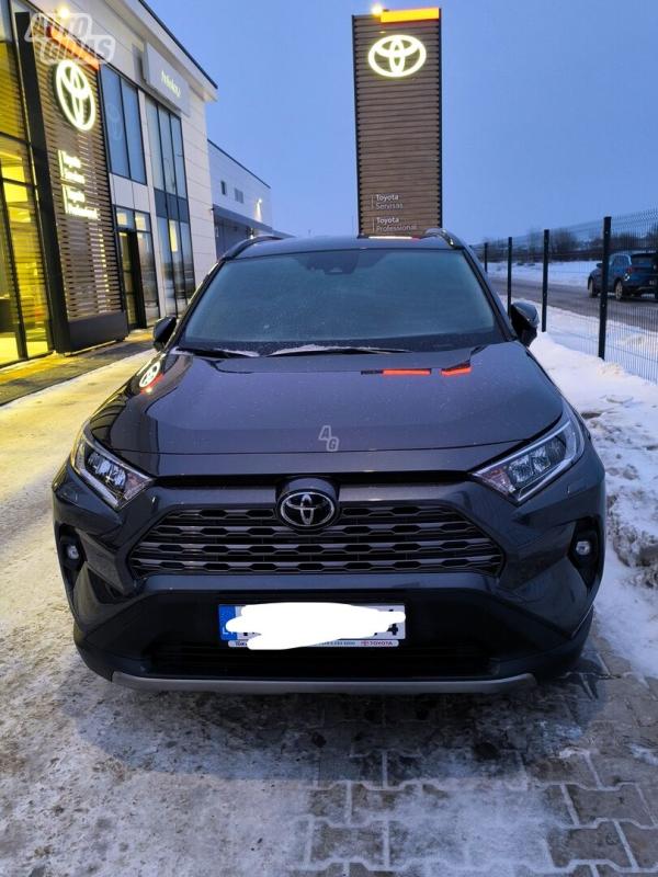 Grey Toyota RAV4 2022 in Kaunas, with an engine capacity of 2.00 L and mileage of 52 thousand km for 24900 €, photo 1 on AUTOMOTO.COM.LV