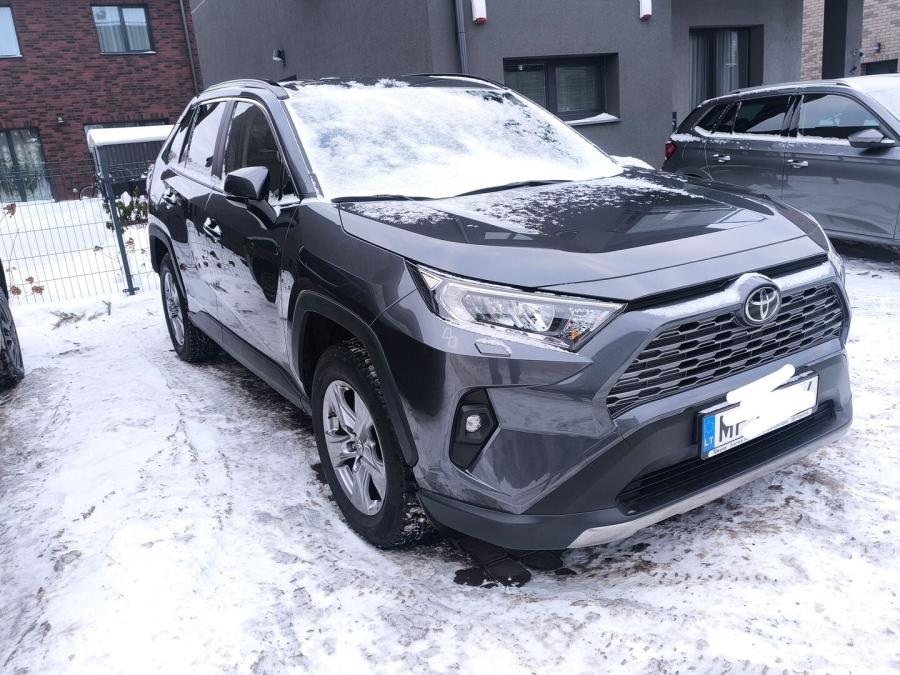 Pelēks Toyota RAV4 2022 Kauņa, ar dzinēja tilpumu 2.00 L un nobraukumu 52 tūkst. km par 24900 €, foto 2 vietnē AUTOMOTO.COM.LV