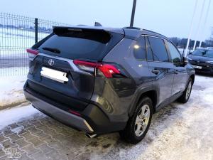 Pelēks Toyota RAV4 2022 Kauņa, ar dzinēja tilpumu 2.00 L un nobraukumu 52 tūkst. km par 24900 €, foto 3 vietnē AUTOMOTO.COM.LV