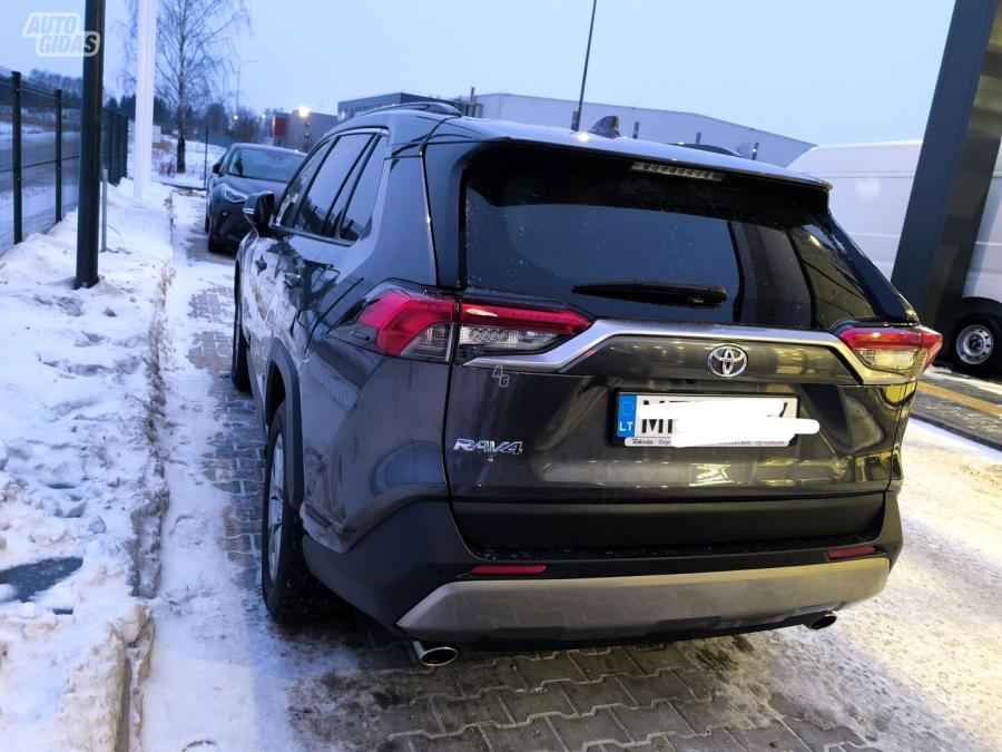 Pelēks Toyota RAV4 2022 Kauņa, ar dzinēja tilpumu 2.00 L un nobraukumu 52 tūkst. km par 24900 €, foto 4 vietnē AUTOMOTO.COM.LV