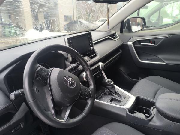 Grey Toyota RAV4 2022 in Kaunas, with an engine capacity of 2.00 L and mileage of 52 thousand km for 24900 €, photo 6 on AUTOMOTO.COM.LV