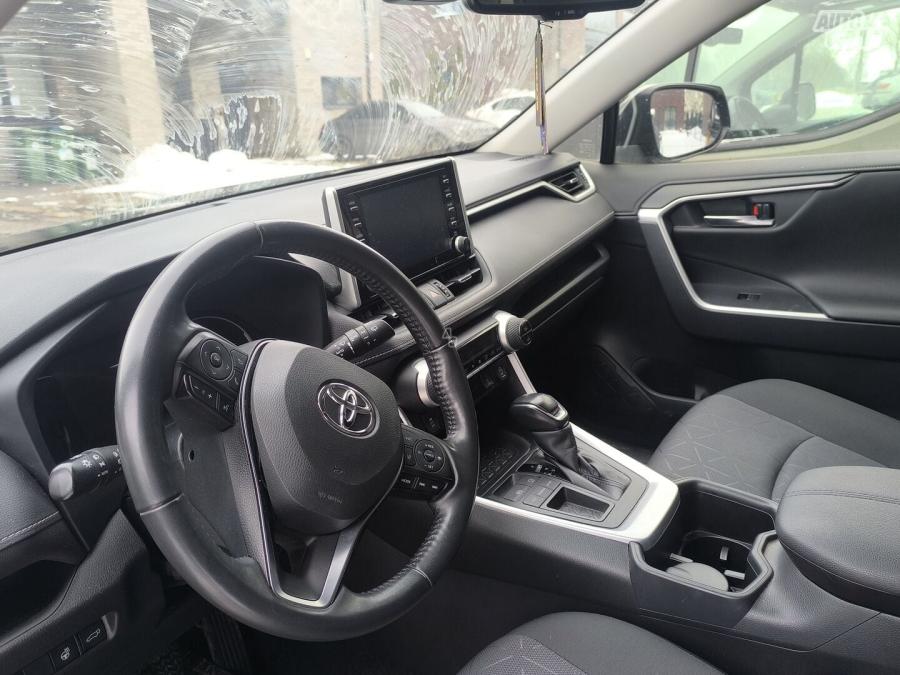 Pelēks Toyota RAV4 2022 Kauņa, ar dzinēja tilpumu 2.00 L un nobraukumu 52 tūkst. km par 24900 €, foto 6 vietnē AUTOMOTO.COM.LV