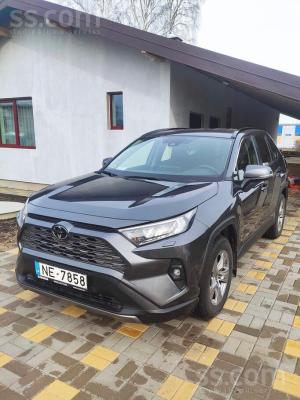 Pelēks Toyota RAV4 2022 Rīga, ar dzinēja tilpumu 2.00 L un nobraukumu 47 tūkst. km par 24900 €, foto  vietnē AUTOMOTO.COM.LV