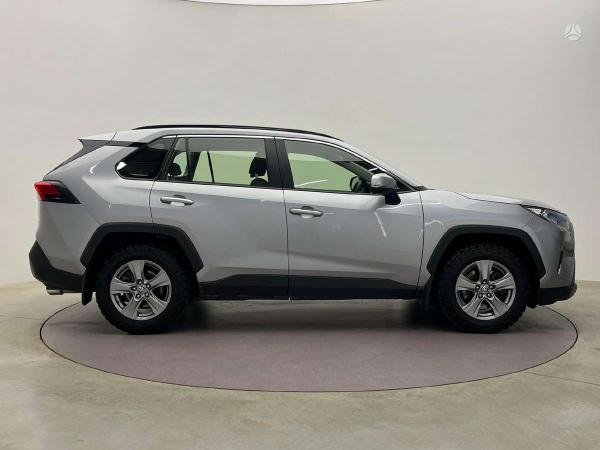 Pelēks Toyota RAV4 2022 Panevēža, ar dzinēja tilpumu 1.99 L un nobraukumu 56 tūkst. km par 24990 €, foto 4 vietnē AUTOMOTO.COM.LV