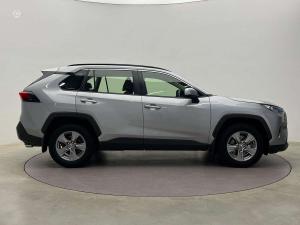 Pelēks Toyota RAV4 2022 Panevēža, ar dzinēja tilpumu 1.99 L un nobraukumu 92 tūkst. km par 23990 €, foto 4 vietnē AUTOMOTO.COM.LV