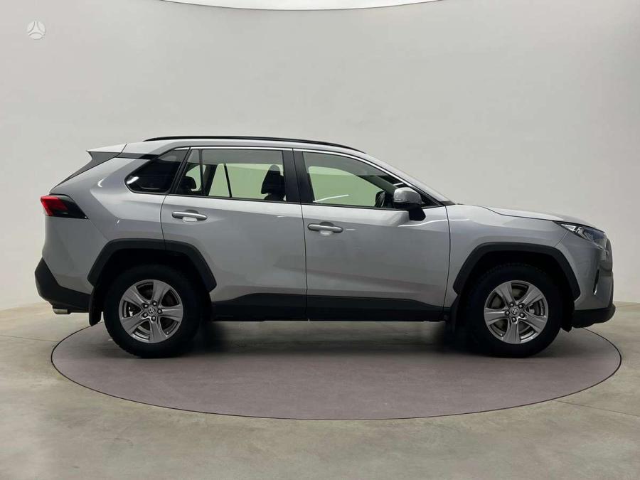 Pelēks Toyota RAV4 2022 Panevēža, ar dzinēja tilpumu 1.99 L un nobraukumu 92 tūkst. km par 23990 €, foto 4 vietnē AUTOMOTO.COM.LV