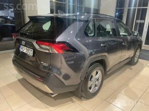 Pelēks Toyota RAV4 2022 Rīga, ar dzinēja tilpumu 2.50 L un nobraukumu 115 tūkst. km par 29000 €, foto 4 vietnē AUTOMOTO.COM.LV