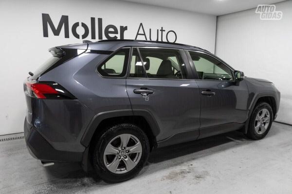 Pelēks Toyota RAV4 2022 Viļņa, ar dzinēja tilpumu 2.50 L un nobraukumu 102 tūkst. km par 26900 €, foto 4 vietnē AUTOMOTO.COM.LV