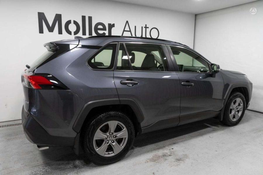 Pelēks Toyota RAV4 2022 Viļņa, ar dzinēja tilpumu 2.50 L un nobraukumu 102 tūkst. km par 26900 €, foto 4 vietnē AUTOMOTO.COM.LV