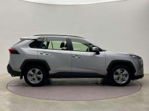 Pelēks Toyota RAV4 2022 Panevēža, ar dzinēja tilpumu 1.99 L un nobraukumu 106 tūkst. km par 23990 €, foto 4 vietnē AUTOMOTO.COM.LV