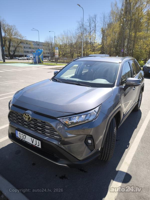 Pelēks Toyota RAV4 2022 Tallina, ar dzinēja tilpumu 2.00 L un nobraukumu 42 tūkst. km par 24500 €, foto  vietnē AUTOMOTO.COM.LV