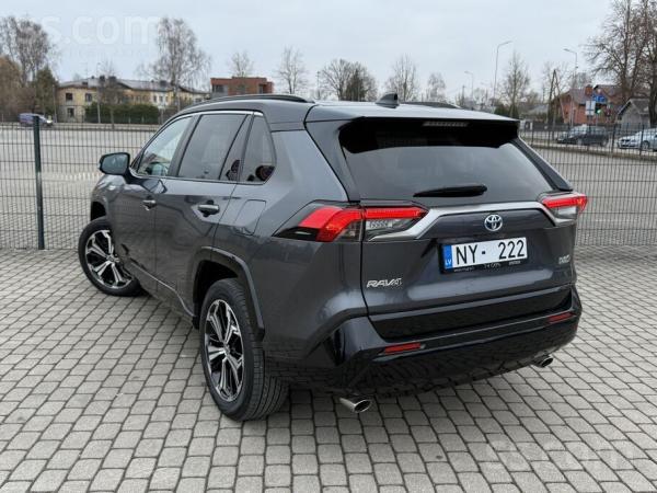 Grey Toyota RAV4 2022 in Jelgava, with an engine capacity of 2.50 L and mileage of 85 thousand km for 37900 €, photo 3 on AUTOMOTO.COM.LV