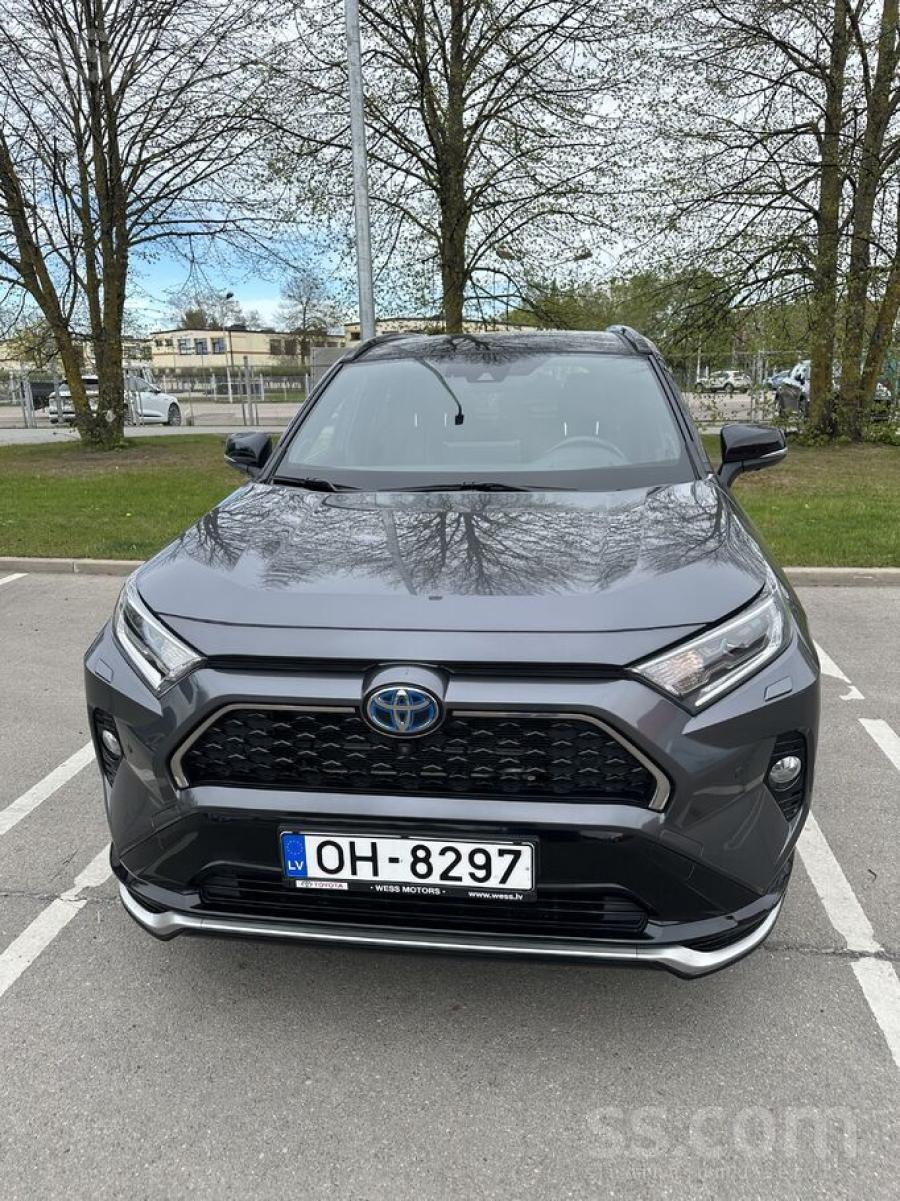 Pelēks Toyota RAV4 2022 Rīga, ar dzinēja tilpumu 2.50 L un nobraukumu 55 tūkst. km par 36500 €, foto 1 vietnē AUTOMOTO.COM.LV