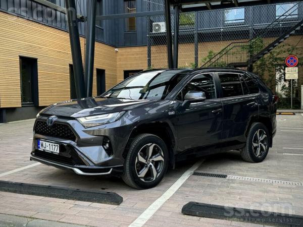 Grey Toyota RAV4 2022 in Ogre, with an engine capacity of 2.50 L and mileage of 105 thousand km for 39480 €, photo 1 on AUTOMOTO.COM.LV