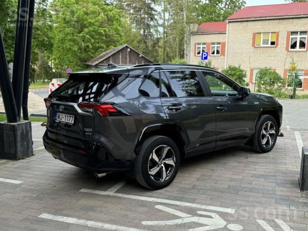 Grey Toyota RAV4 2022 in Ogre, with an engine capacity of 2.50 L and mileage of 105 thousand km for 39480 €, photo 3 on AUTOMOTO.COM.LV
