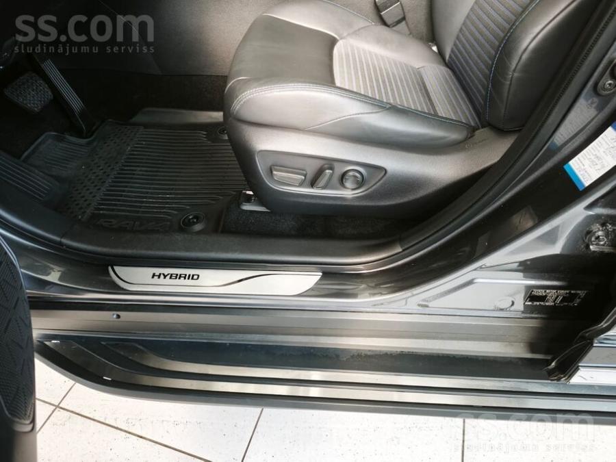 Pelēks Toyota RAV4 2022 Rīga, ar dzinēja tilpumu 2.50 L un nobraukumu 26 tūkst. km par 32900 €, foto 18 vietnē AUTOMOTO.COM.LV