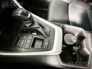 Pelēks Toyota RAV4 2022 Rīga, ar dzinēja tilpumu 2.50 L un nobraukumu 26 tūkst. km par 32900 €, foto 24 vietnē AUTOMOTO.COM.LV