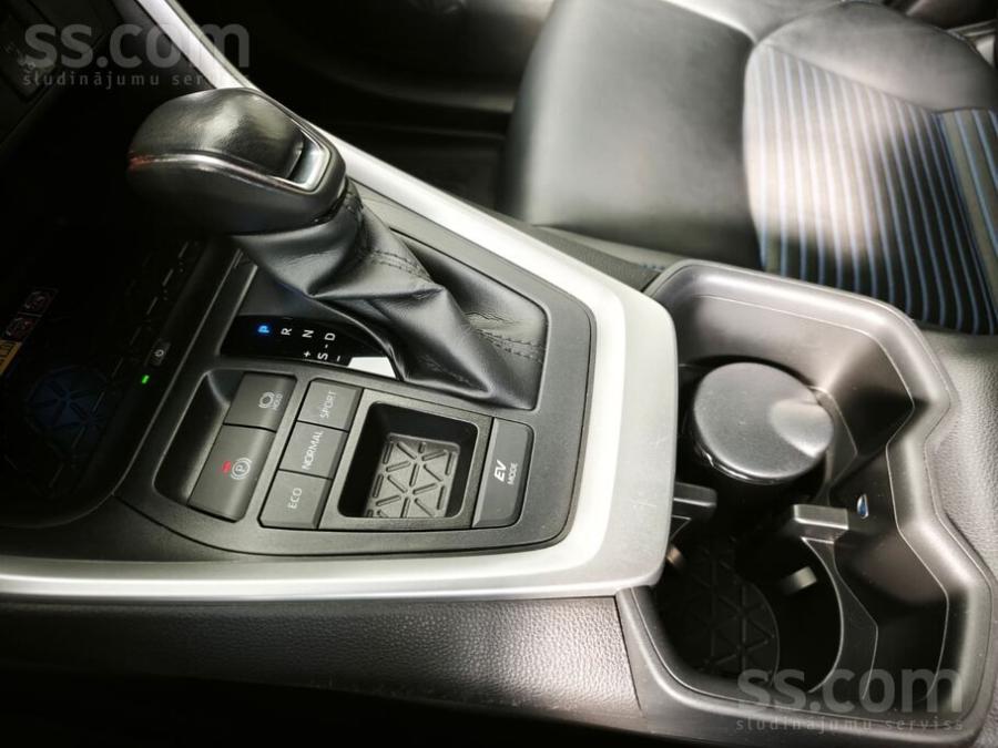 Pelēks Toyota RAV4 2022 Rīga, ar dzinēja tilpumu 2.50 L un nobraukumu 26 tūkst. km par 32900 €, foto 24 vietnē AUTOMOTO.COM.LV