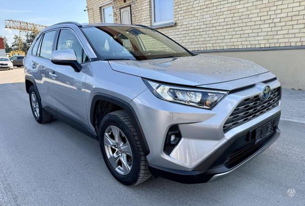 Grey Toyota RAV4 2022 in Vilnius, with an engine capacity of 2.50 L and mileage of 122 thousand km for 24400 €, photo 1 on AUTOMOTO.COM.LV