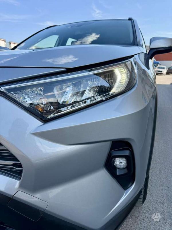 Grey Toyota RAV4 2022 in Vilnius, with an engine capacity of 2.50 L and mileage of 122 thousand km for 24400 €, photo 4 on AUTOMOTO.COM.LV
