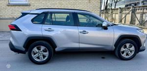 Grey Toyota RAV4 2022 in Vilnius, with an engine capacity of 2.50 L and mileage of 122 thousand km for 24400 €, photo 6 on AUTOMOTO.COM.LV