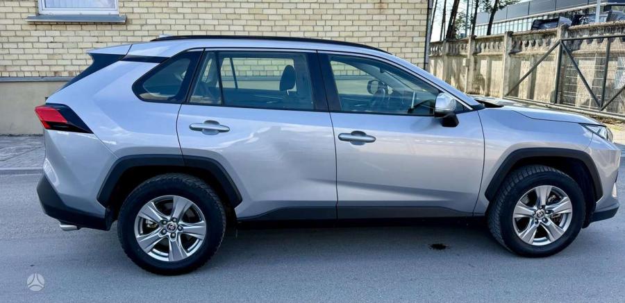 Grey Toyota RAV4 2022 in Vilnius, with an engine capacity of 2.50 L and mileage of 122 thousand km for 24400 €, photo 6 on AUTOMOTO.COM.LV