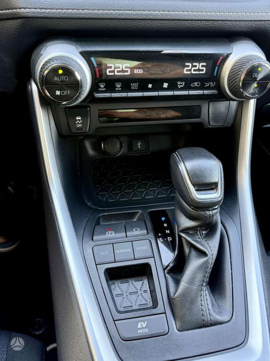 Grey Toyota RAV4 2022 in Vilnius, with an engine capacity of 2.50 L and mileage of 122 thousand km for 24400 €, photo 15 on AUTOMOTO.COM.LV