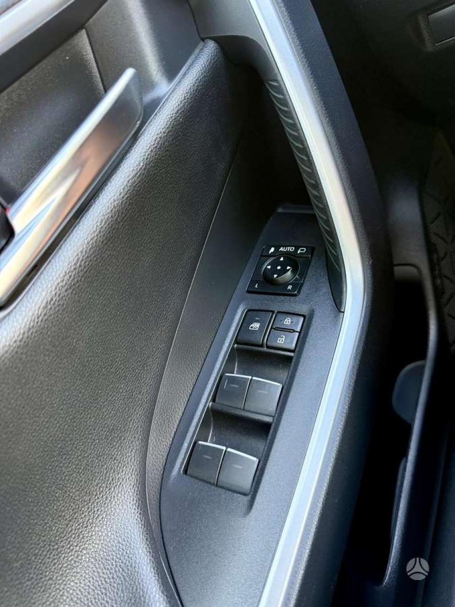 Grey Toyota RAV4 2022 in Vilnius, with an engine capacity of 2.50 L and mileage of 122 thousand km for 24400 €, photo 18 on AUTOMOTO.COM.LV