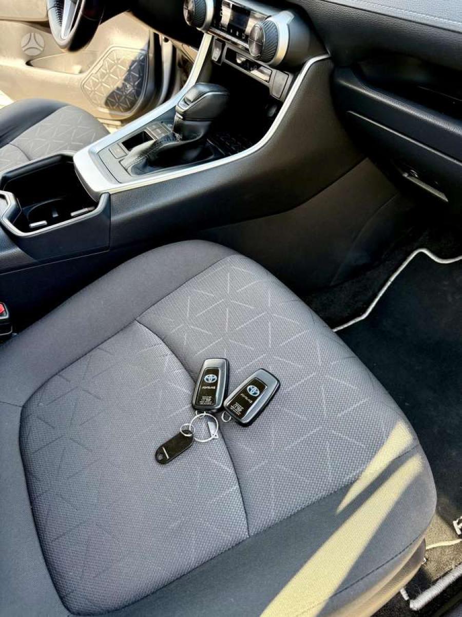 Grey Toyota RAV4 2022 in Vilnius, with an engine capacity of 2.50 L and mileage of 122 thousand km for 24400 €, photo 19 on AUTOMOTO.COM.LV