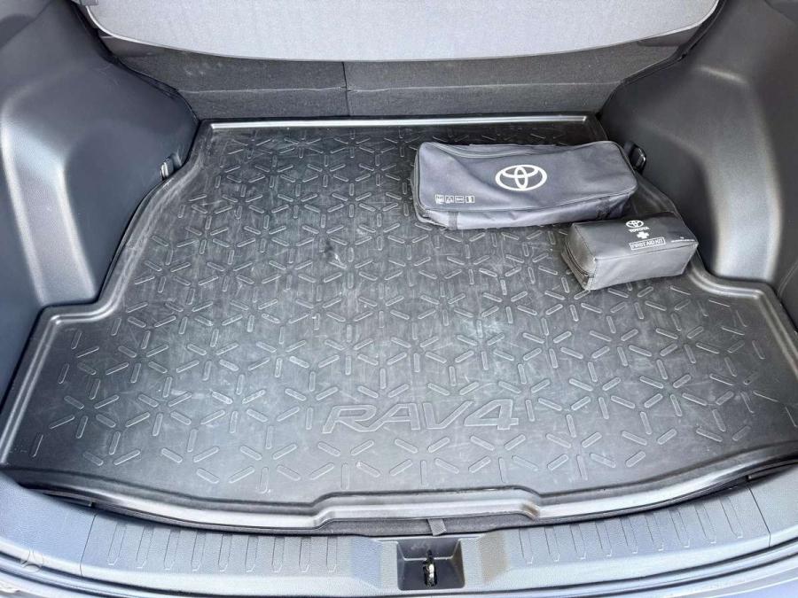 Grey Toyota RAV4 2022 in Vilnius, with an engine capacity of 2.50 L and mileage of 122 thousand km for 24400 €, photo 23 on AUTOMOTO.COM.LV