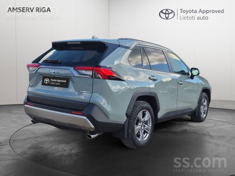 Grey Toyota RAV4 2022 in Riga, with an engine capacity of 2.50 L and mileage of 135 thousand km for 26400 €, photo 3 on AUTOMOTO.COM.LV
