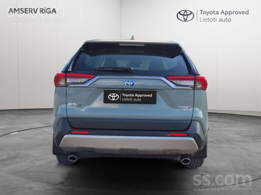 Grey Toyota RAV4 2022 in Riga, with an engine capacity of 2.50 L and mileage of 135 thousand km for 26400 €, photo 5 on AUTOMOTO.COM.LV