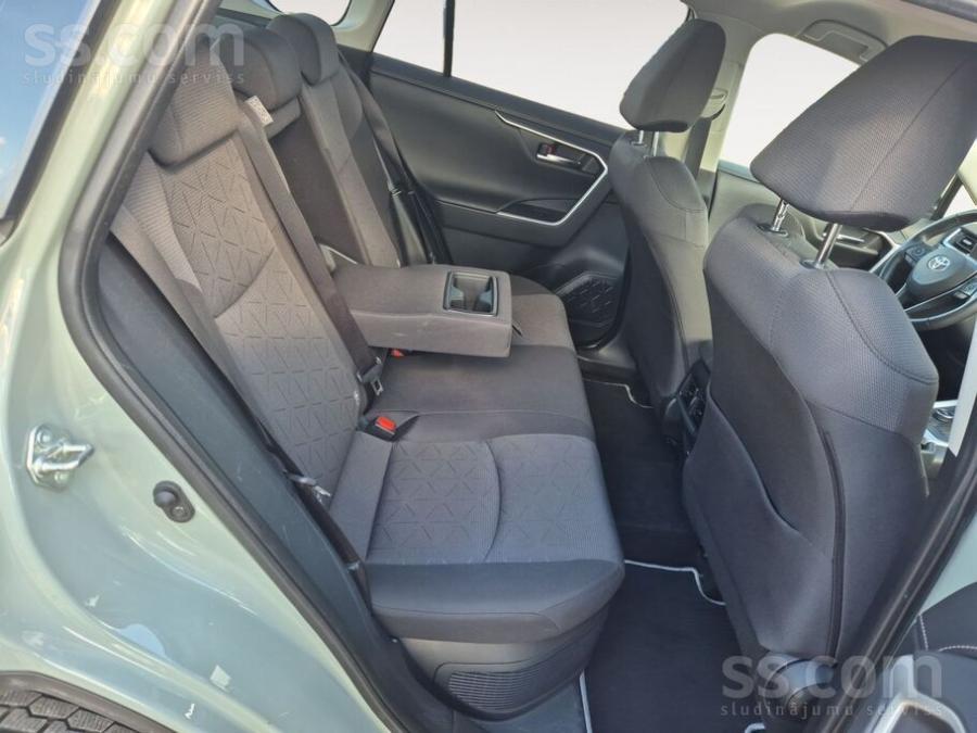Grey Toyota RAV4 2022 in Riga, with an engine capacity of 2.50 L and mileage of 135 thousand km for 26400 €, photo 8 on AUTOMOTO.COM.LV