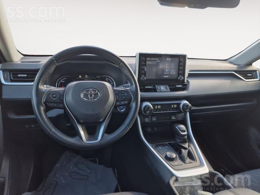 Grey Toyota RAV4 2022 in Riga, with an engine capacity of 2.50 L and mileage of 135 thousand km for 26400 €, photo 10 on AUTOMOTO.COM.LV