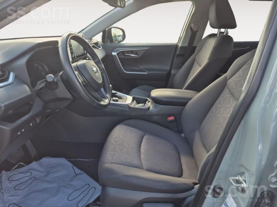Grey Toyota RAV4 2022 in Riga, with an engine capacity of 2.50 L and mileage of 135 thousand km for 26400 €, photo 12 on AUTOMOTO.COM.LV