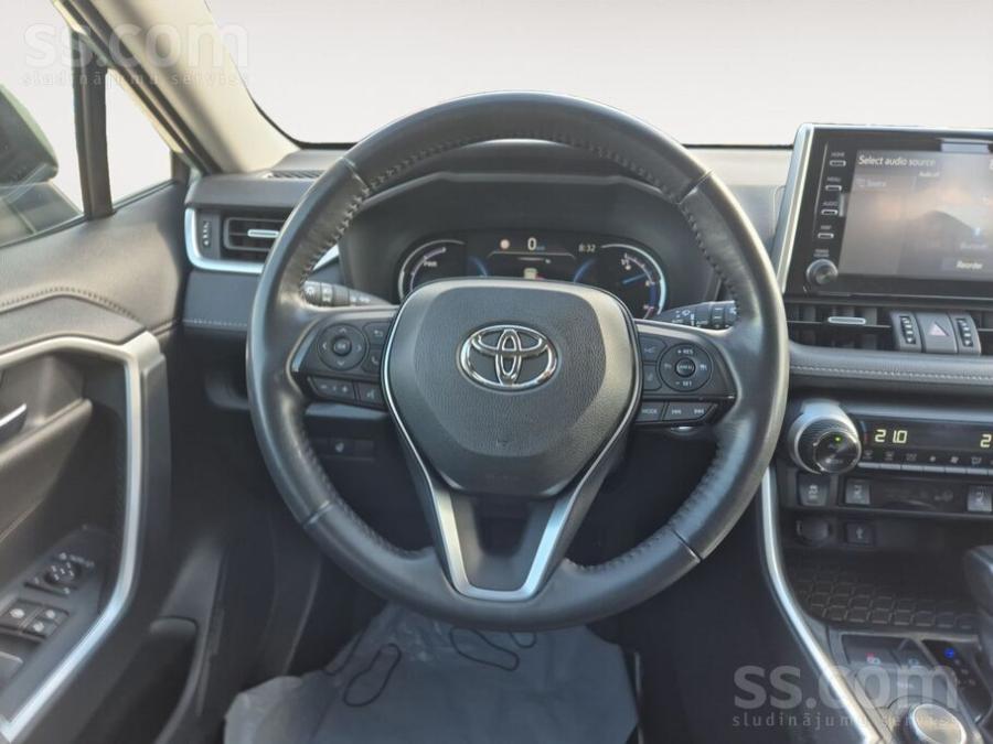 Grey Toyota RAV4 2022 in Riga, with an engine capacity of 2.50 L and mileage of 135 thousand km for 26400 €, photo 13 on AUTOMOTO.COM.LV