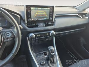 Grey Toyota RAV4 2022 in Riga, with an engine capacity of 2.50 L and mileage of 135 thousand km for 26400 €, photo 15 on AUTOMOTO.COM.LV