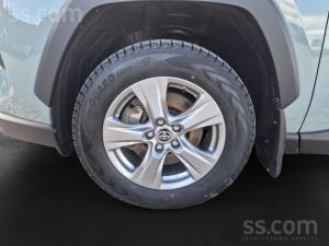 Grey Toyota RAV4 2022 in Riga, with an engine capacity of 2.50 L and mileage of 135 thousand km for 26400 €, photo 16 on AUTOMOTO.COM.LV