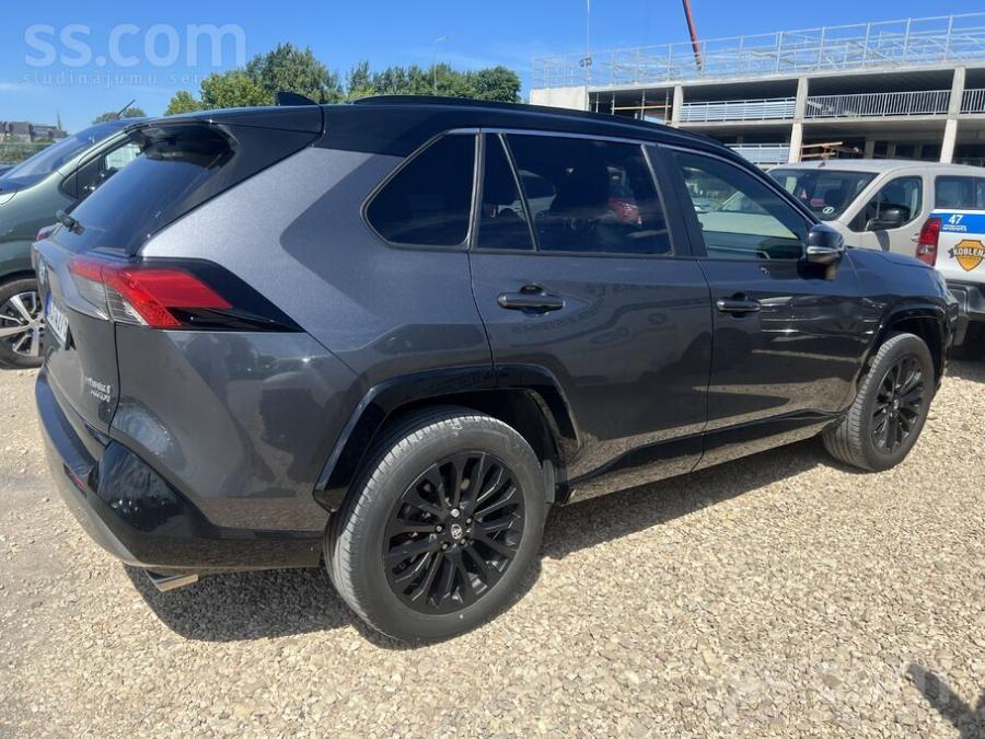 Grey Toyota RAV4 2022 in Riga, with an engine capacity of 2.50 L and mileage of 109 thousand km for 29700 €, photo 1 on AUTOMOTO.COM.LV