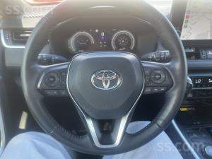 Grey Toyota RAV4 2022 in Riga, with an engine capacity of 2.50 L and mileage of 109 thousand km for 29700 €, photo 4 on AUTOMOTO.COM.LV