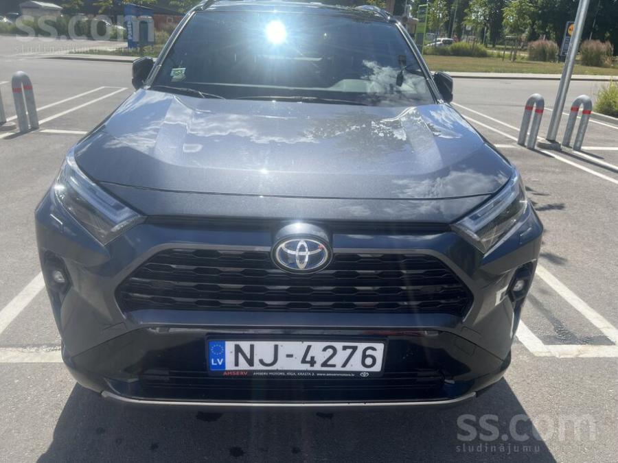 Grey Toyota RAV4 2022 in Riga, with an engine capacity of 2.50 L and mileage of 109 thousand km for 29700 €, photo 6 on AUTOMOTO.COM.LV