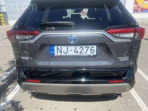 Grey Toyota RAV4 2022 in Riga, with an engine capacity of 2.50 L and mileage of 109 thousand km for 29700 €, photo 7 on AUTOMOTO.COM.LV