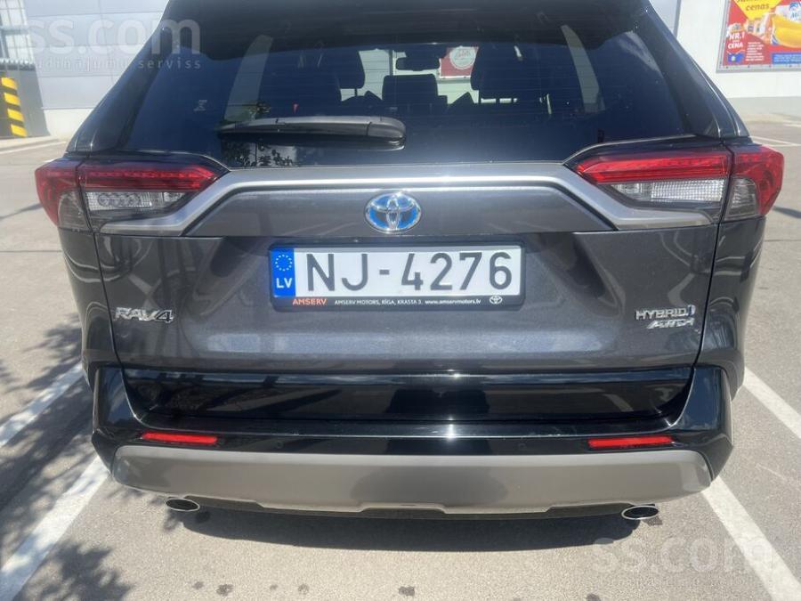 Grey Toyota RAV4 2022 in Riga, with an engine capacity of 2.50 L and mileage of 109 thousand km for 29700 €, photo 7 on AUTOMOTO.COM.LV
