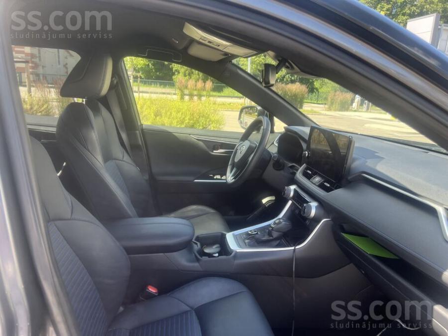 Grey Toyota RAV4 2022 in Riga, with an engine capacity of 2.50 L and mileage of 109 thousand km for 29700 €, photo 8 on AUTOMOTO.COM.LV