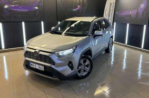 Pelēks Toyota RAV4 2022 Viļņa, ar dzinēja tilpumu 2.00 L un nobraukumu 95 tūkst. km par 23950 €, foto  vietnē AUTOMOTO.COM.LV