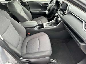 Pelēks Toyota RAV4 2022 Viļņa, ar dzinēja tilpumu 2.00 L un nobraukumu 95 tūkst. km par 23950 €, foto 5 vietnē AUTOMOTO.COM.LV