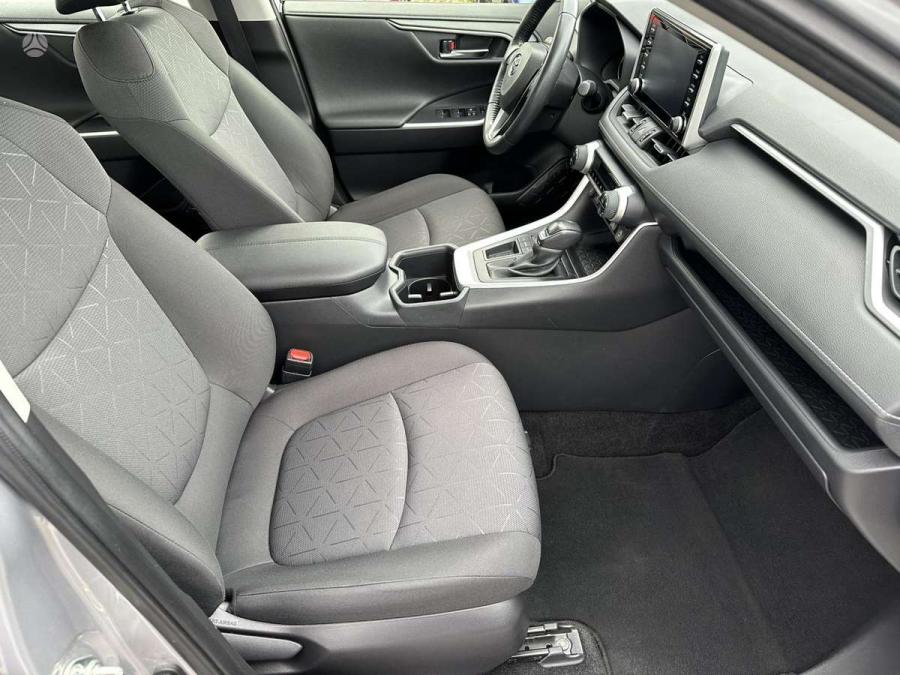 Pelēks Toyota RAV4 2022 Viļņa, ar dzinēja tilpumu 2.00 L un nobraukumu 95 tūkst. km par 23950 €, foto 5 vietnē AUTOMOTO.COM.LV