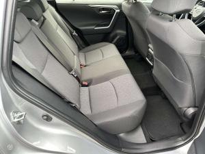 Pelēks Toyota RAV4 2022 Viļņa, ar dzinēja tilpumu 2.00 L un nobraukumu 95 tūkst. km par 23950 €, foto 6 vietnē AUTOMOTO.COM.LV
