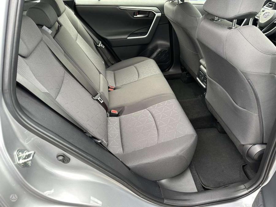 Pelēks Toyota RAV4 2022 Viļņa, ar dzinēja tilpumu 2.00 L un nobraukumu 95 tūkst. km par 23950 €, foto 6 vietnē AUTOMOTO.COM.LV